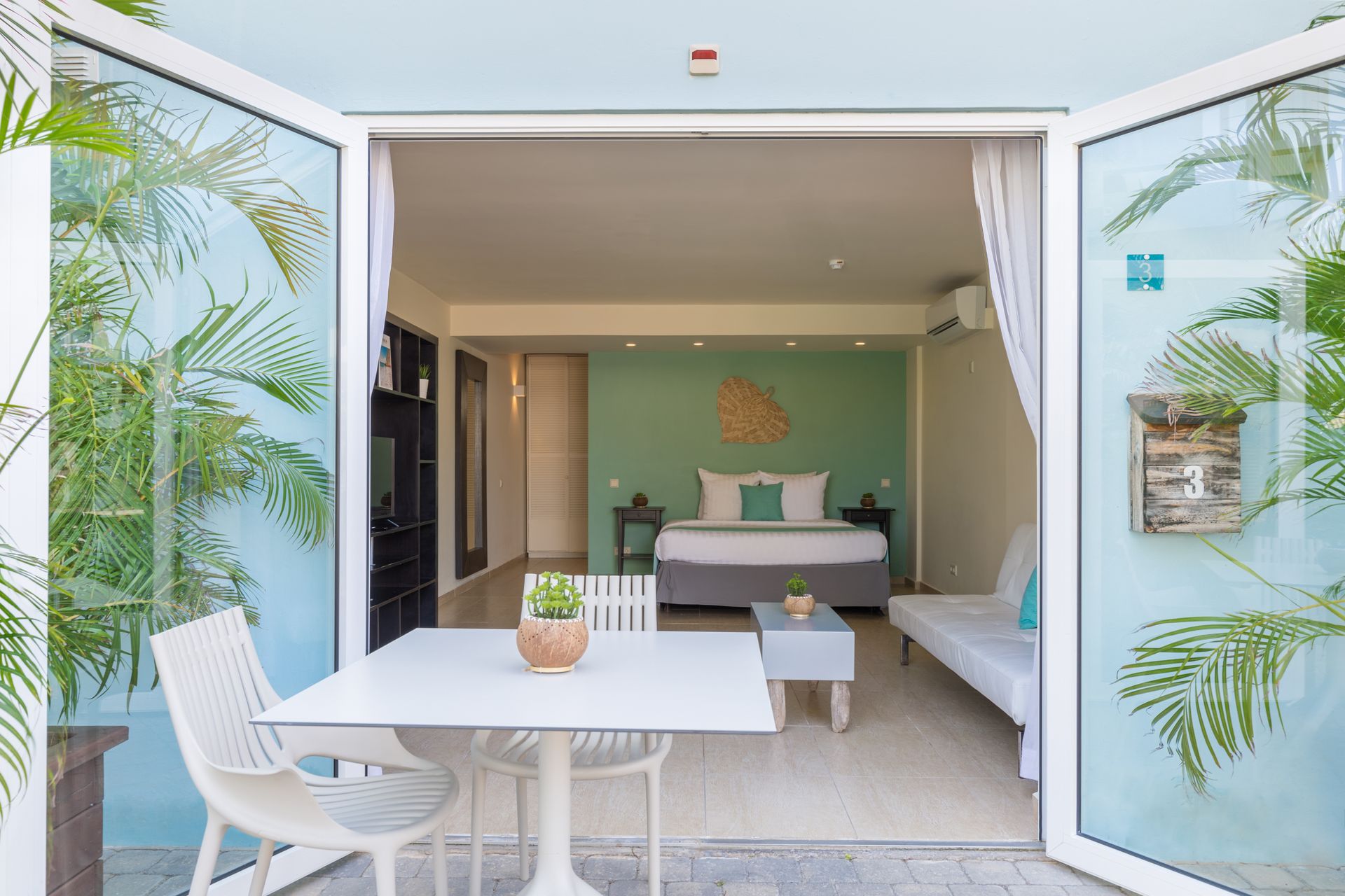 Deluxe Room | Dolphin Suites & Wellness Curaçao