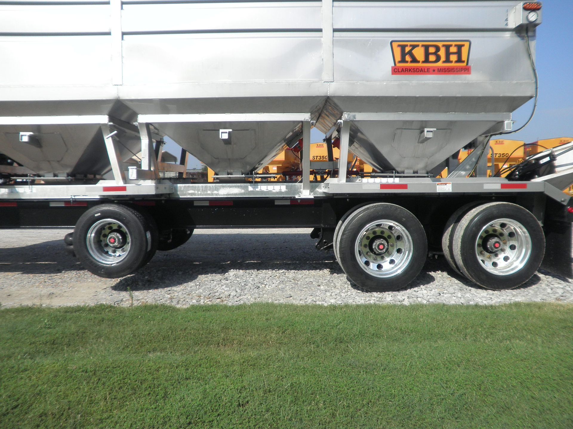 Model TT2000B Rear Discharge Hopper | KBH Equipment