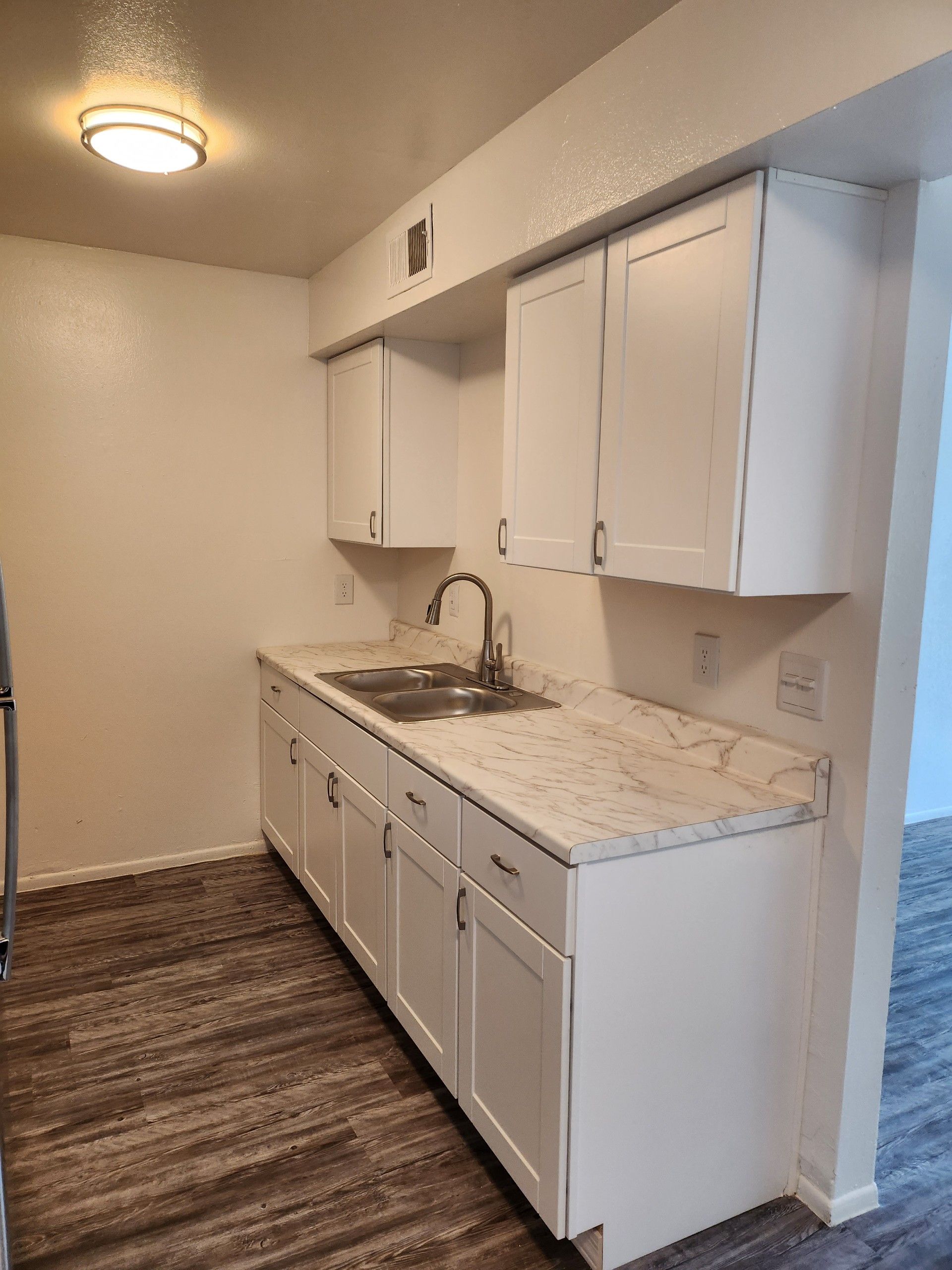 View Golden Key Apartments in Phoenix, Az Features and Amenities
