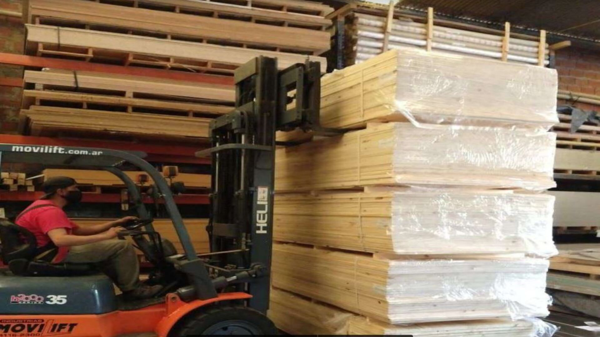 Placas de fibrofácil en Merlo