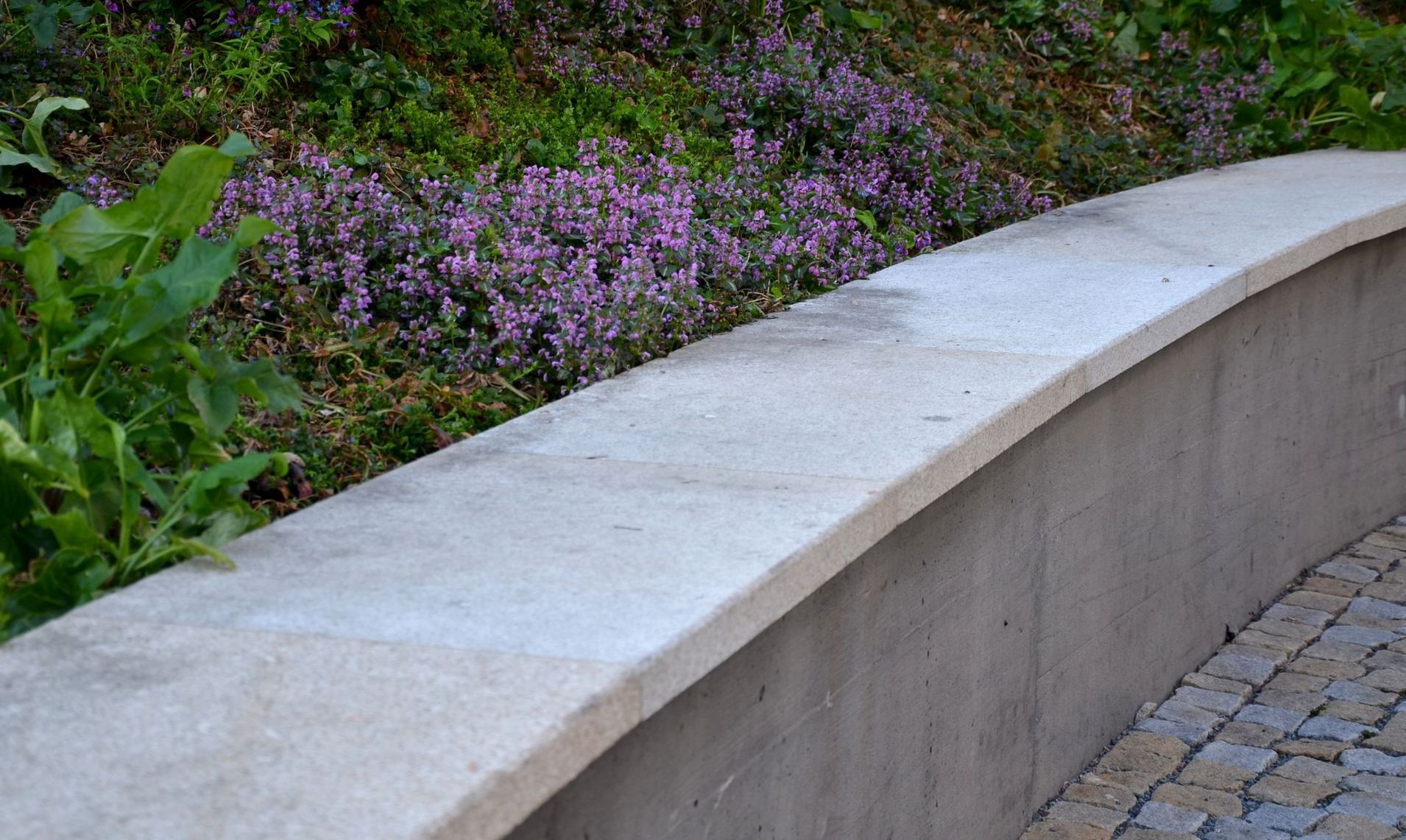 5 Capstone Ideas for Great-Looking Retaining Walls