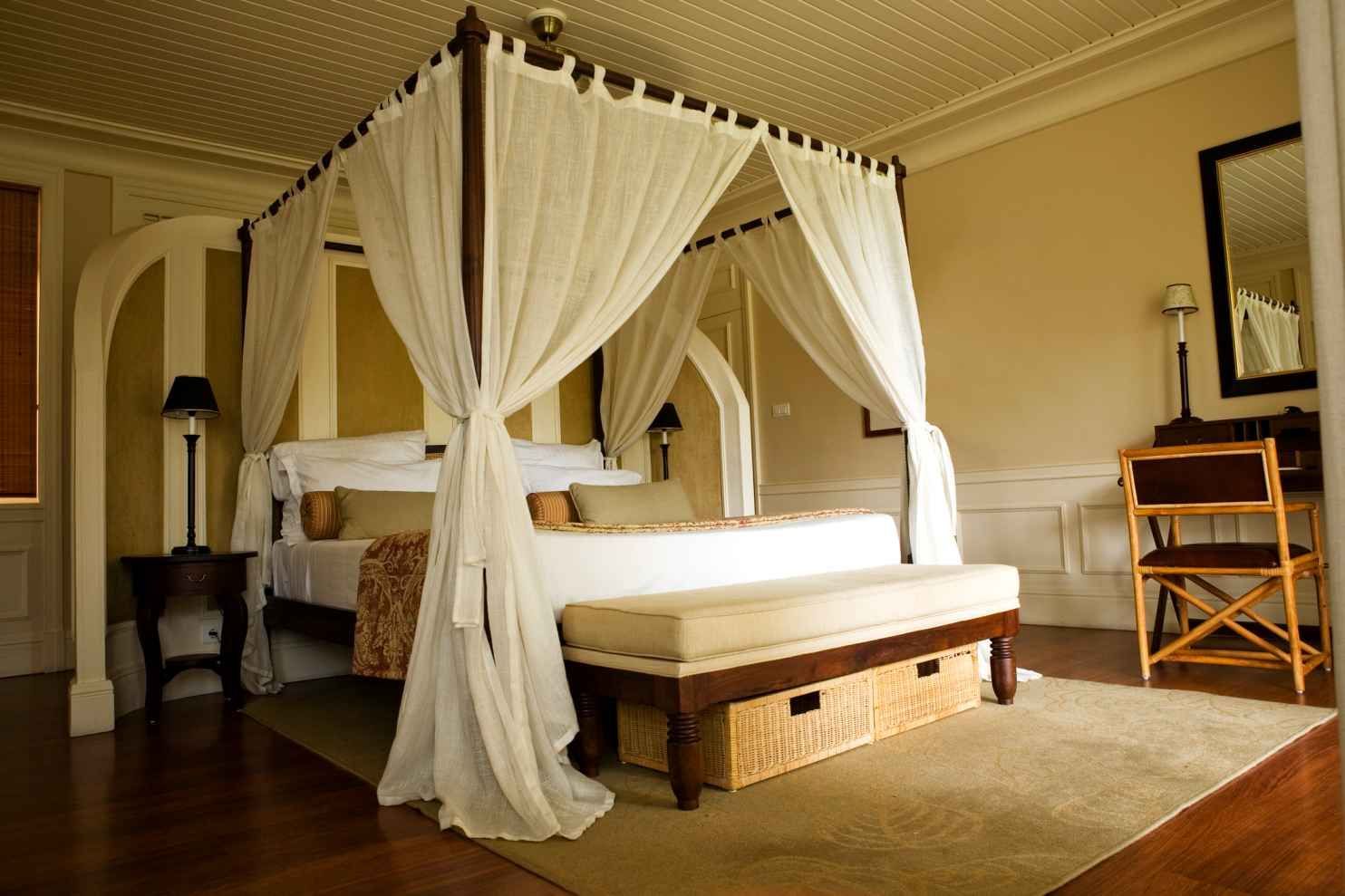 romantic canopy bed