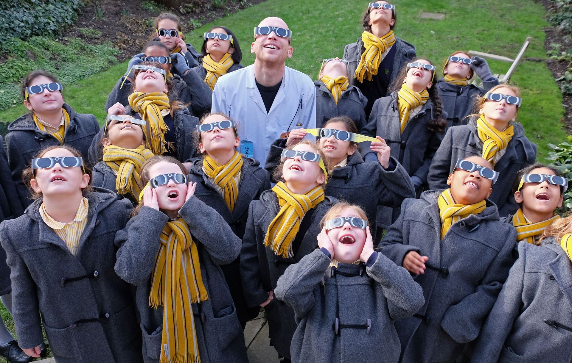 World's largest pair of eclipse glasses: world record in Memphis, Tennessee