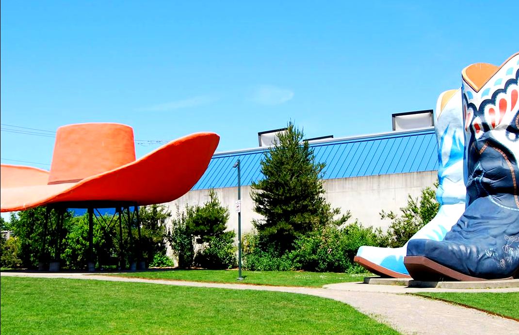 World's Largest Hat and Cowboy Boots Sculpture, world record in Seattle ...