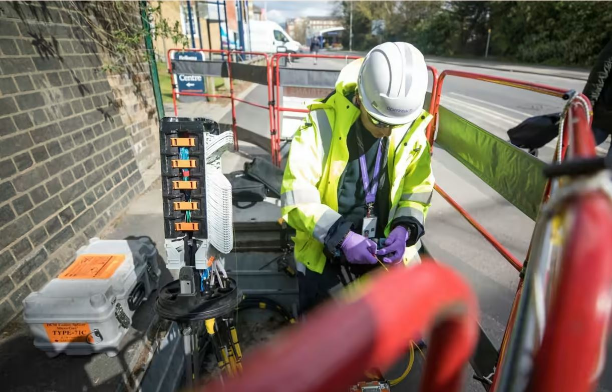 Fibre optic repair, joint and splicing. Cut, damaged, crushed cable