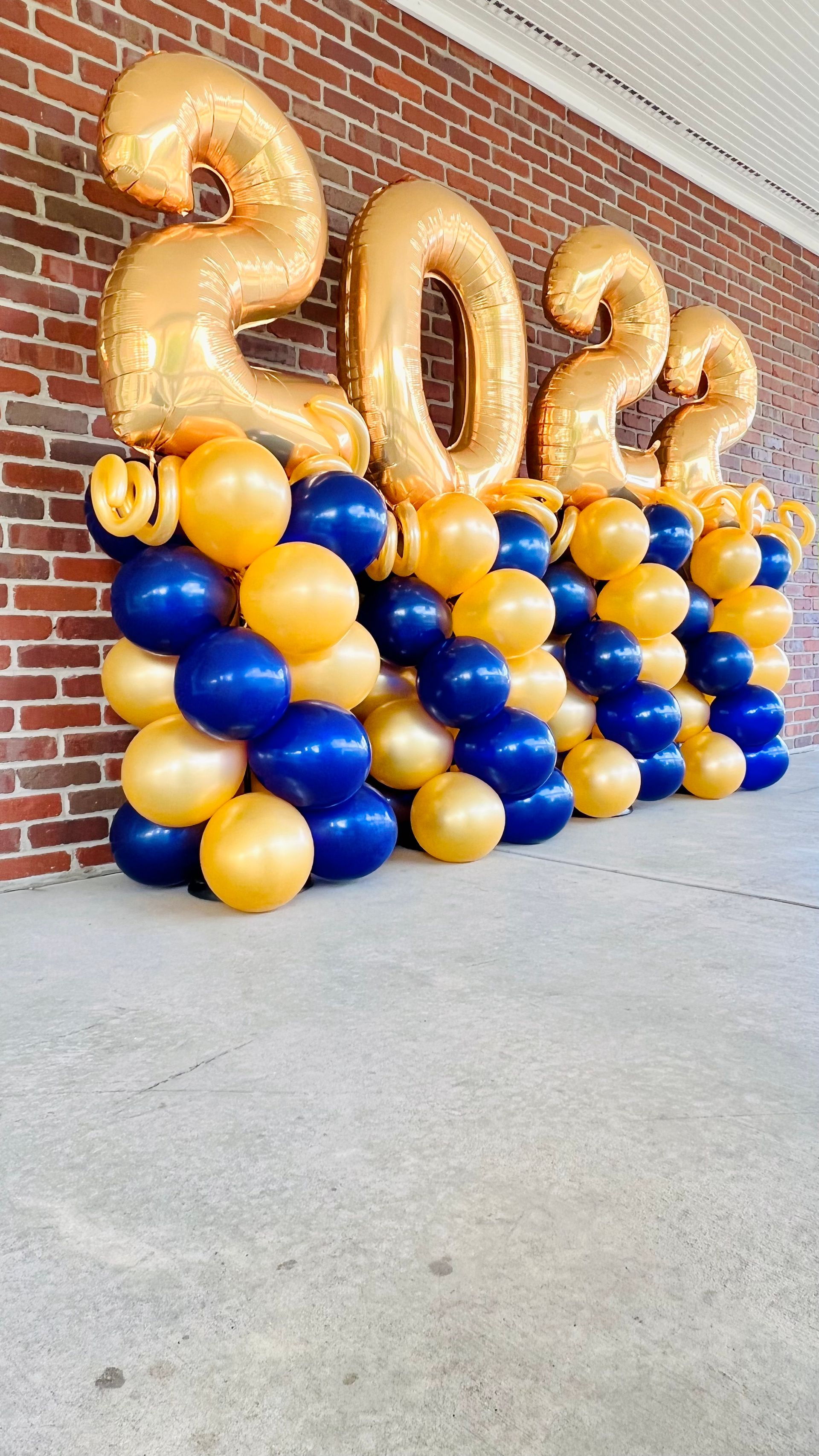 Stunning Vertical Balloon Columns
