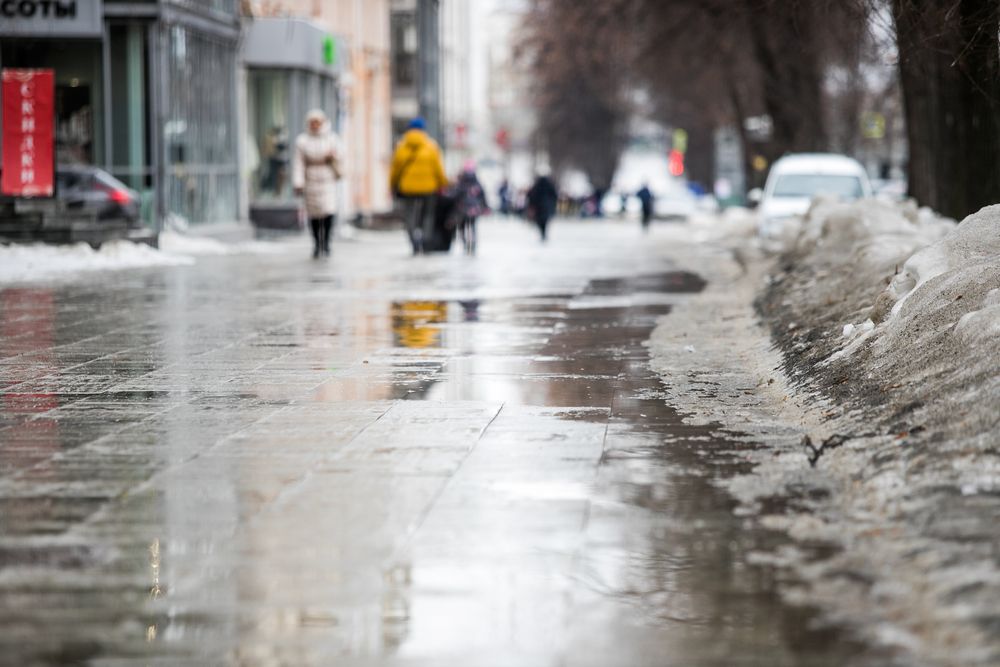 How to Melt Ice on Sidewalks & Walkways for Businesses | GLS