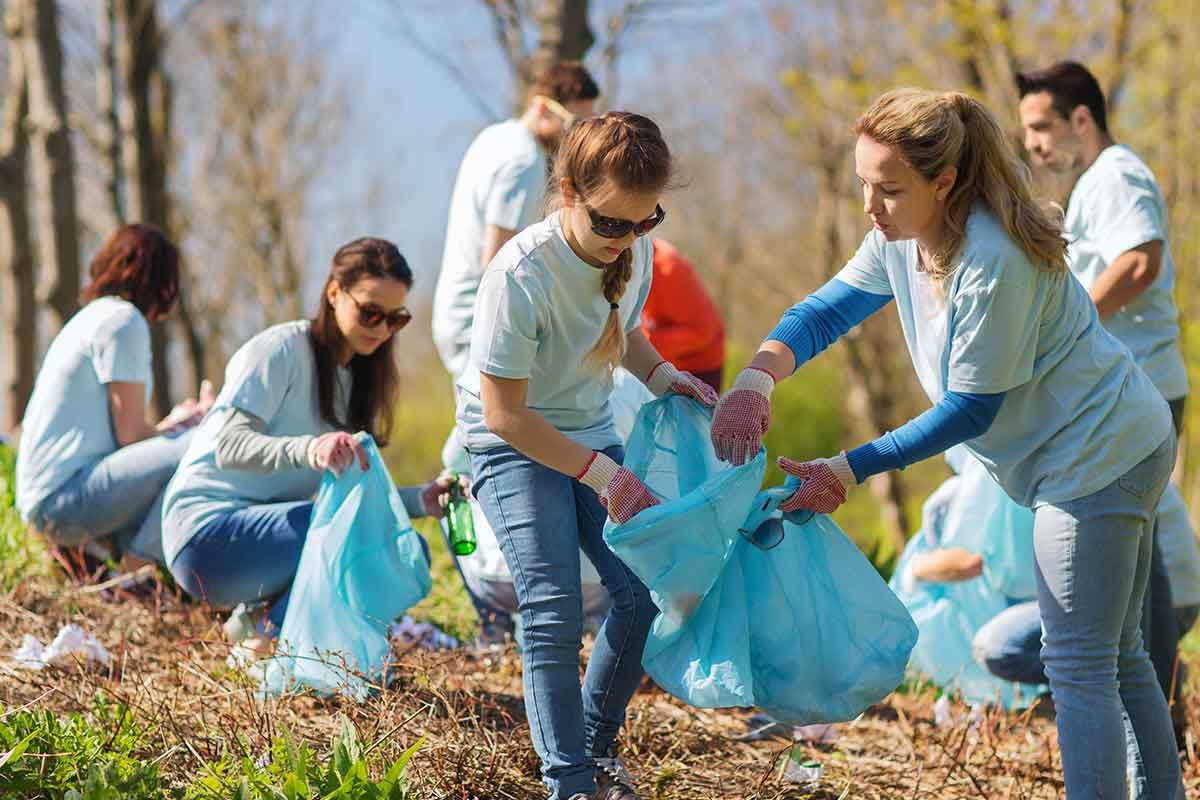 What’s the Difference Between Volunteer and Community Service?