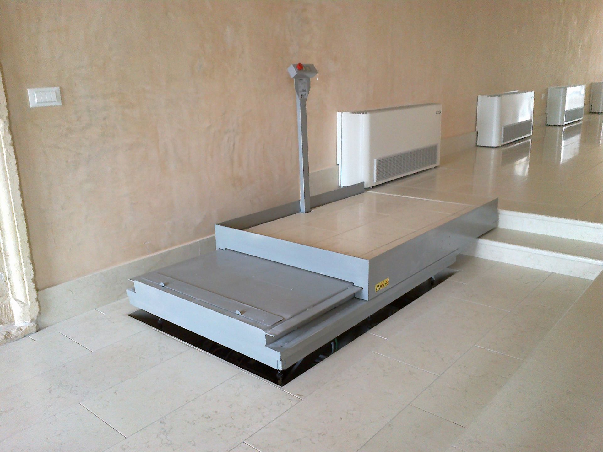 Retractable platform lift for the disabled people