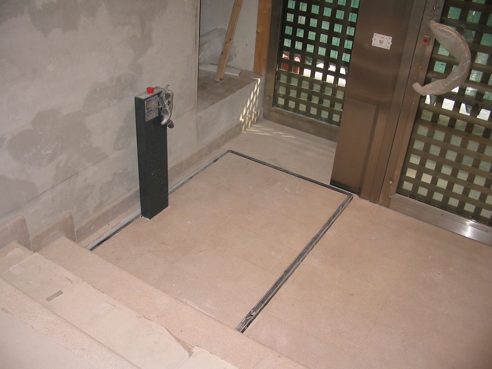 Retractable platform lift for the disabled people