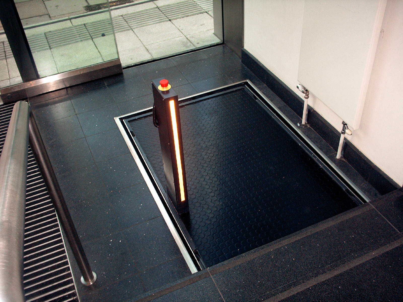 Retractable platform lift for the disabled people