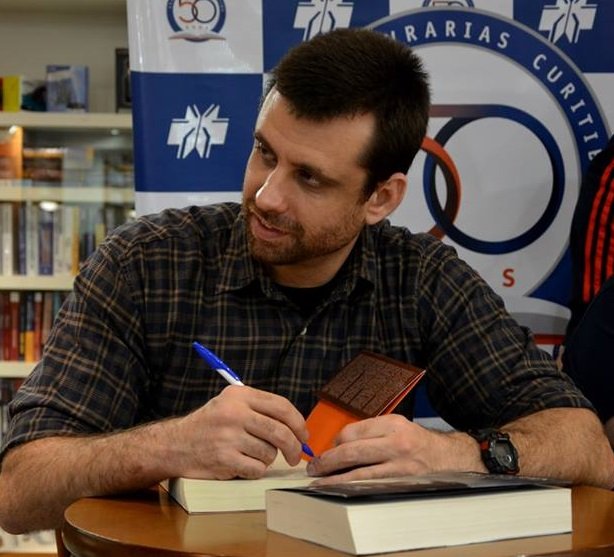 Eduardo Spohr: o autor de "FIlhos do Éden" e "Santo Guerreiro"