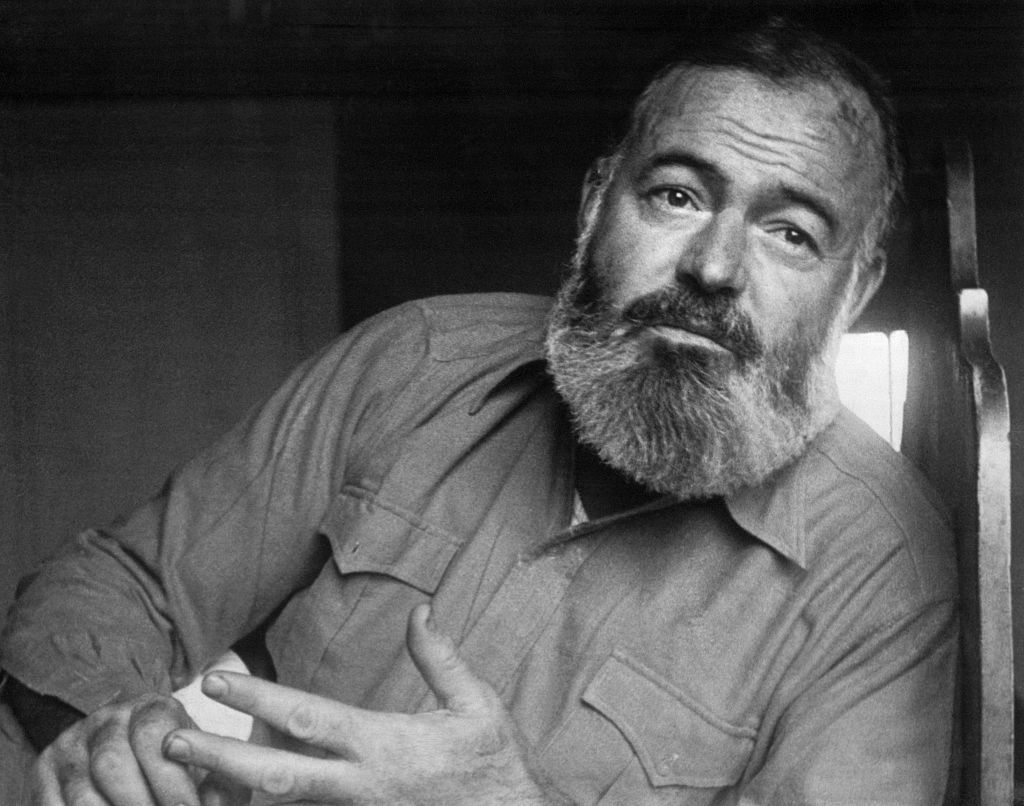 A vida e obra de Ernest Hemingway: o mestre da literatura moderna