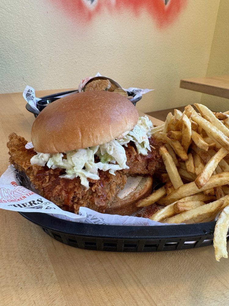 HOME [www.cluckersreno.com]