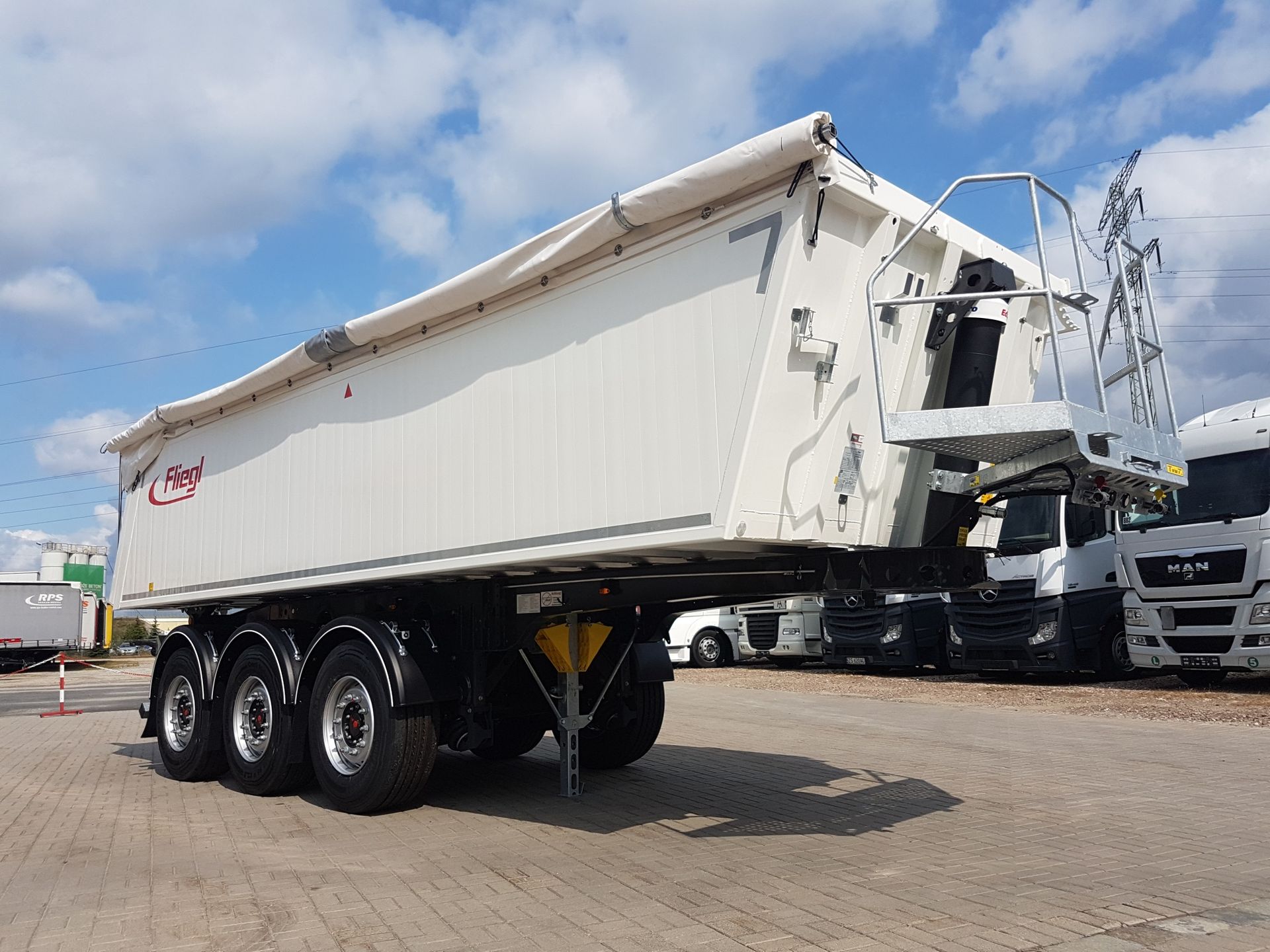 Parduodamos savaiminio išsikrovimo puspriekabės | Fliegl.lt