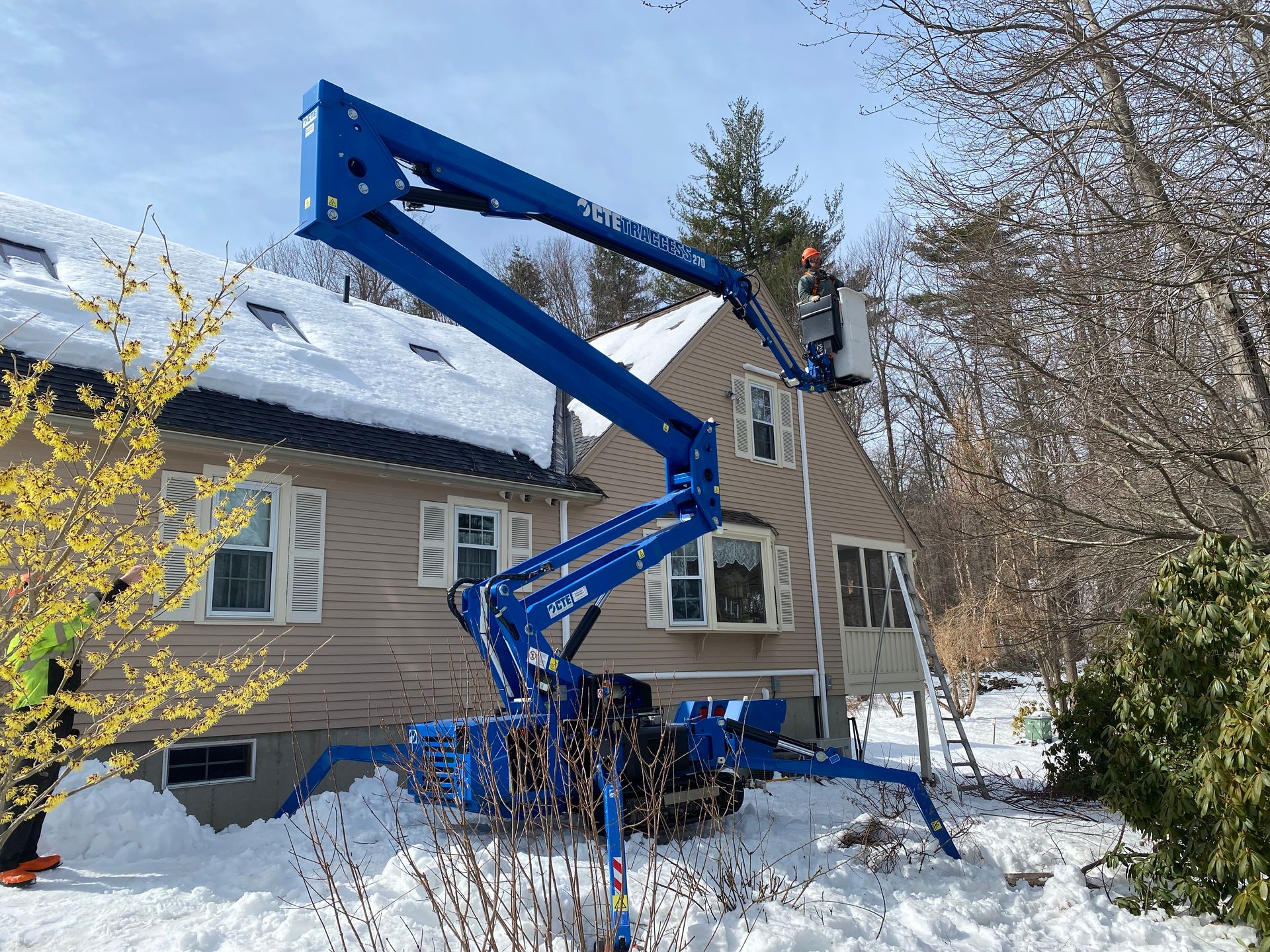 TRACCESS 270-88 Track Mounted Aerial Lift | CTE North America