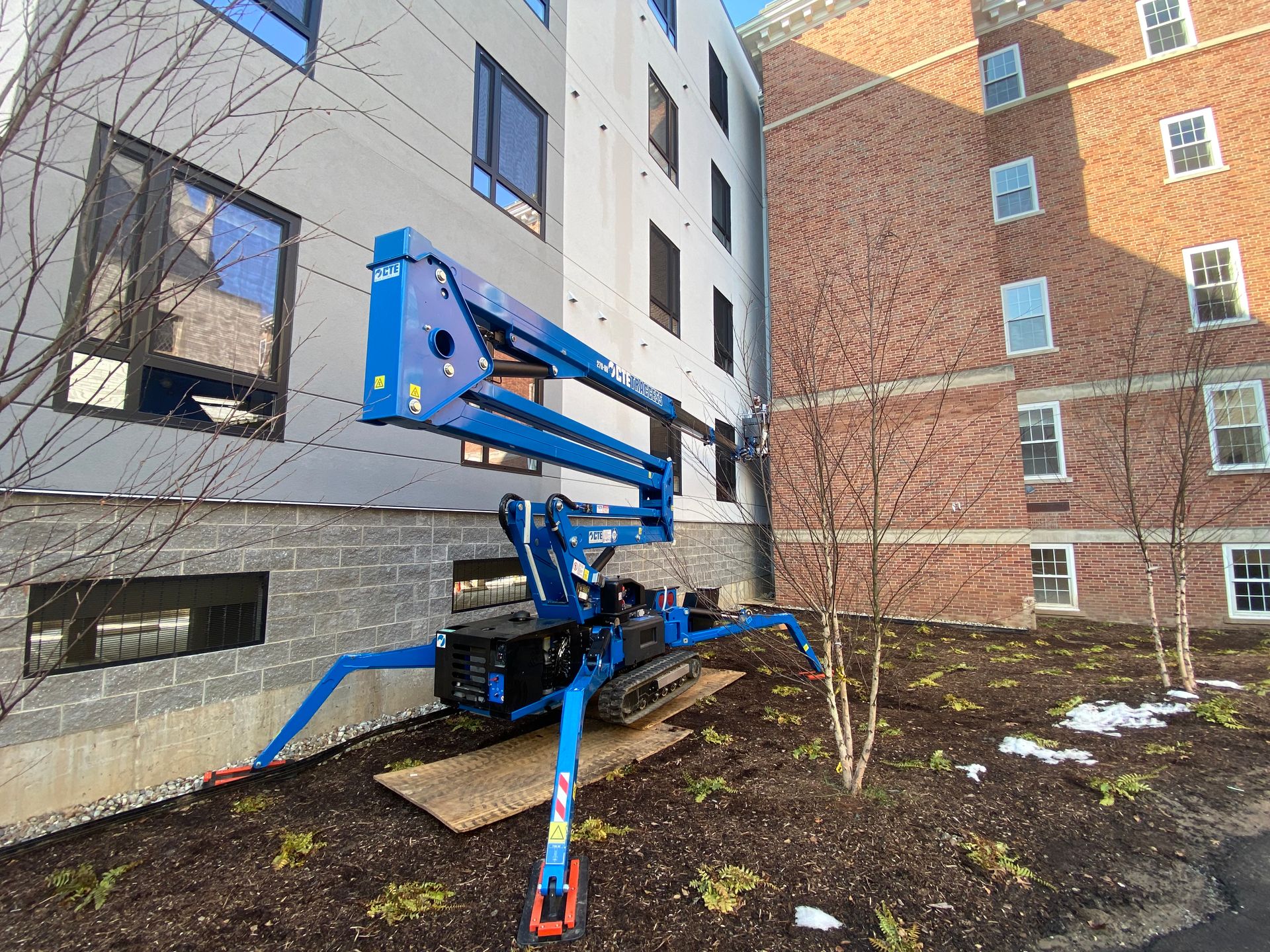TRACCESS 270-88 Track Mounted Aerial Lift | CTE North America