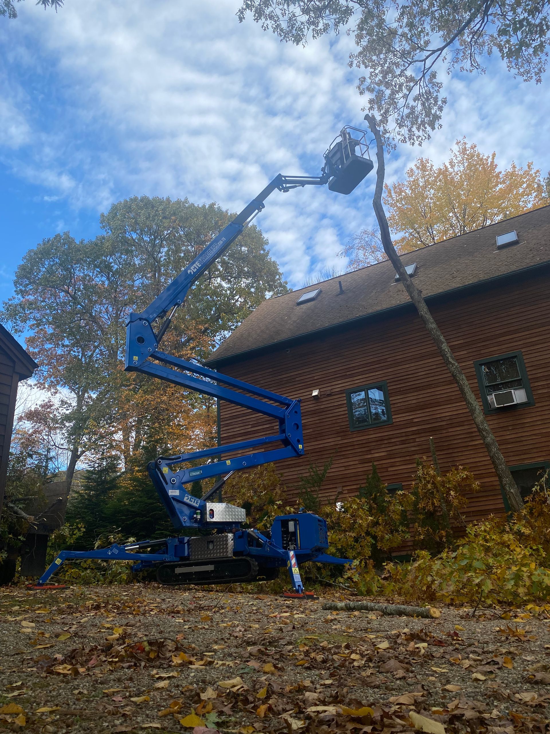 TRACCESS 230-75 Articulating Boom Lift Gallery | CTE North America