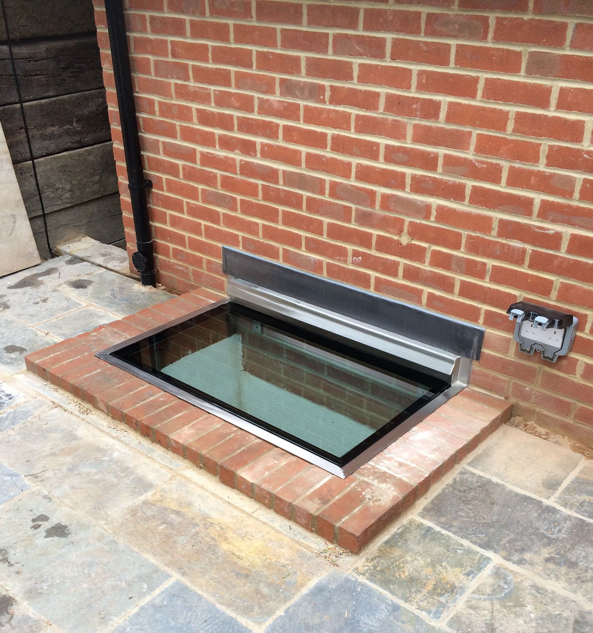 Natural daylight to basements and underlit spaces within buildings