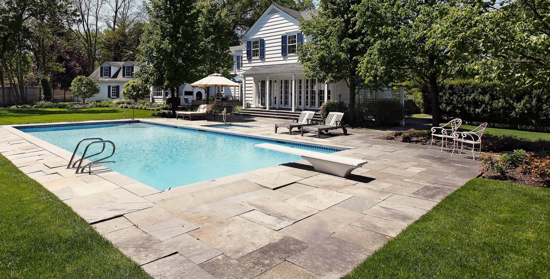 5 Reasons to Choose Concrete for Your Pool Deck Renovation