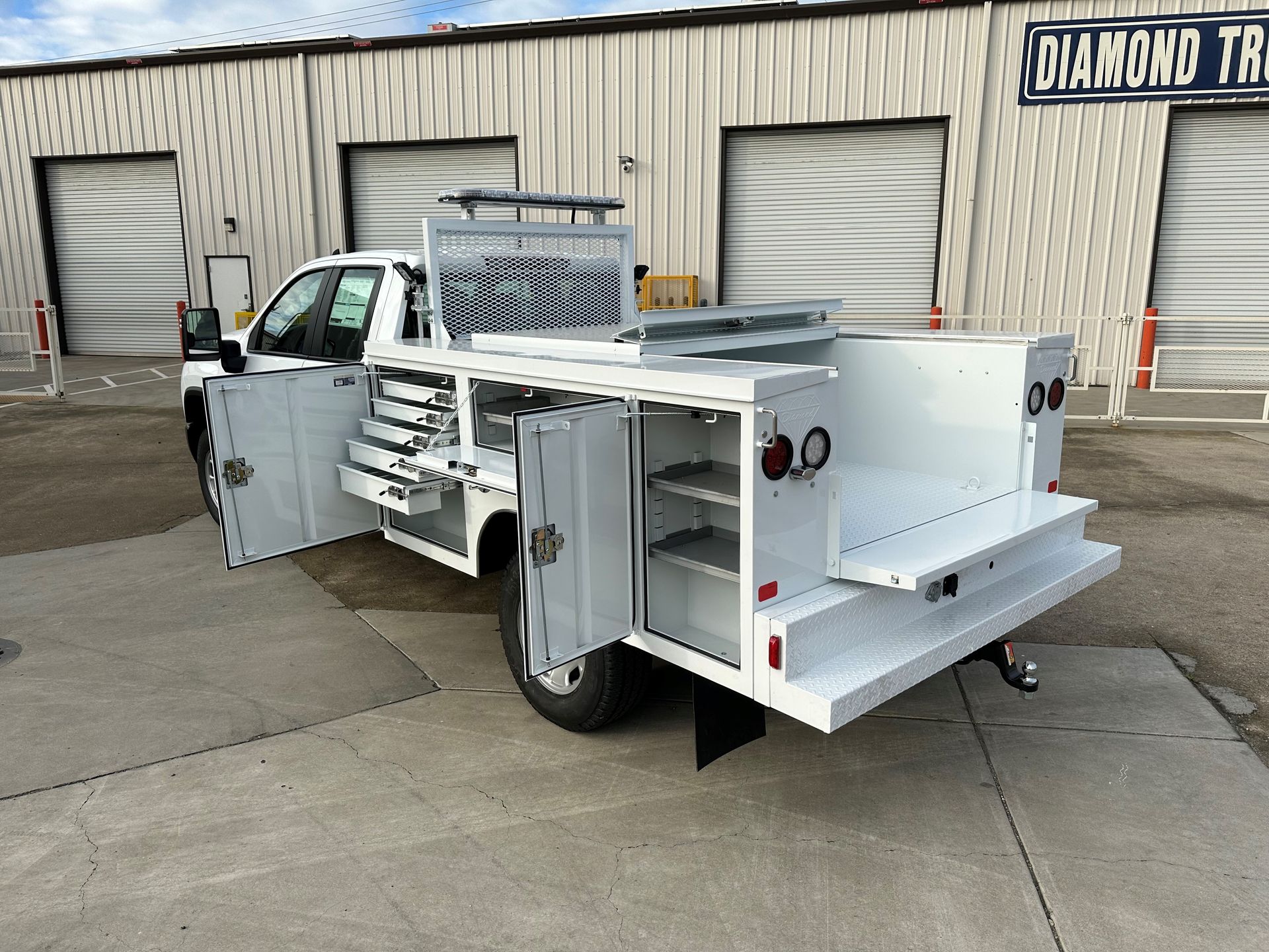 8' utility body with cab guard