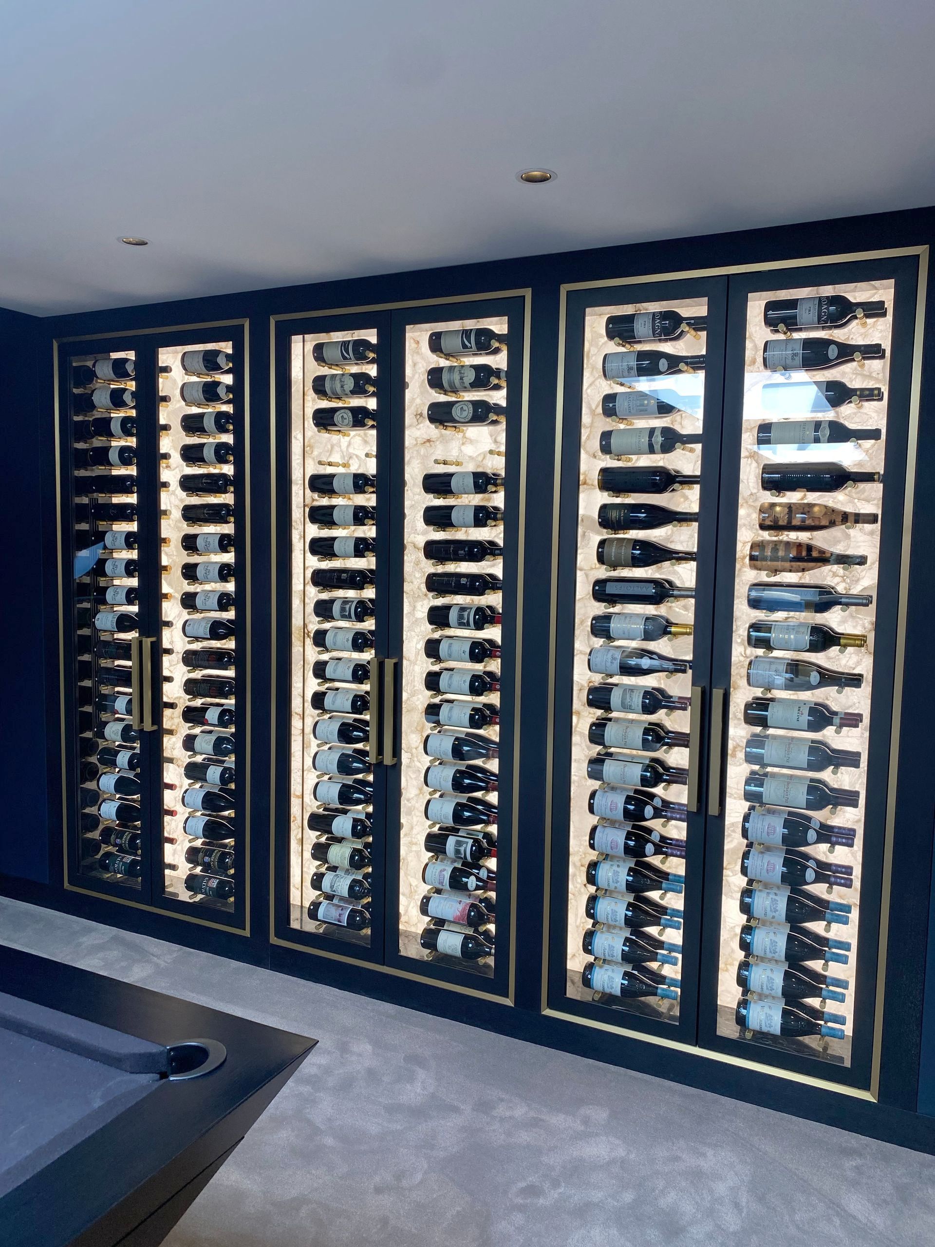 Modern Wine Wall VINOMAGNA