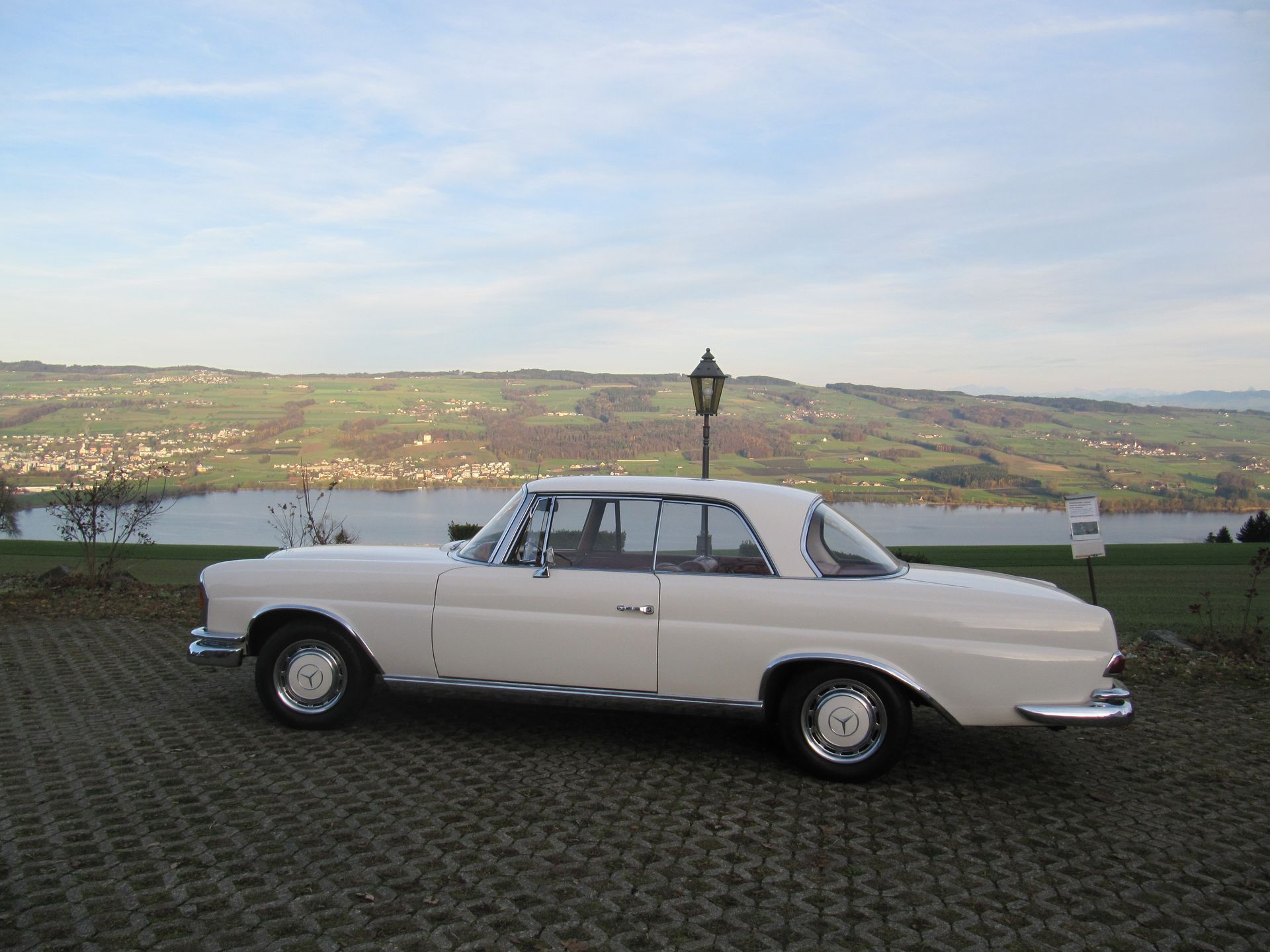 Mercedes-Benz 220 SE W111