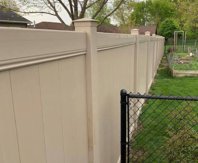 Fence Contractor Serving | Cedar Rapids, IA | Privacy Vinyl Fencing