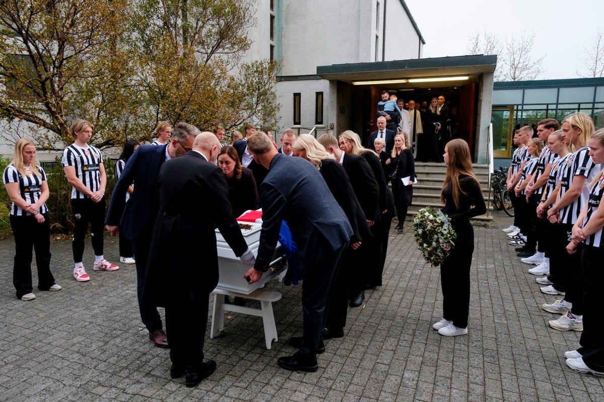 Í gær kvöddum við Bjarna Fel.