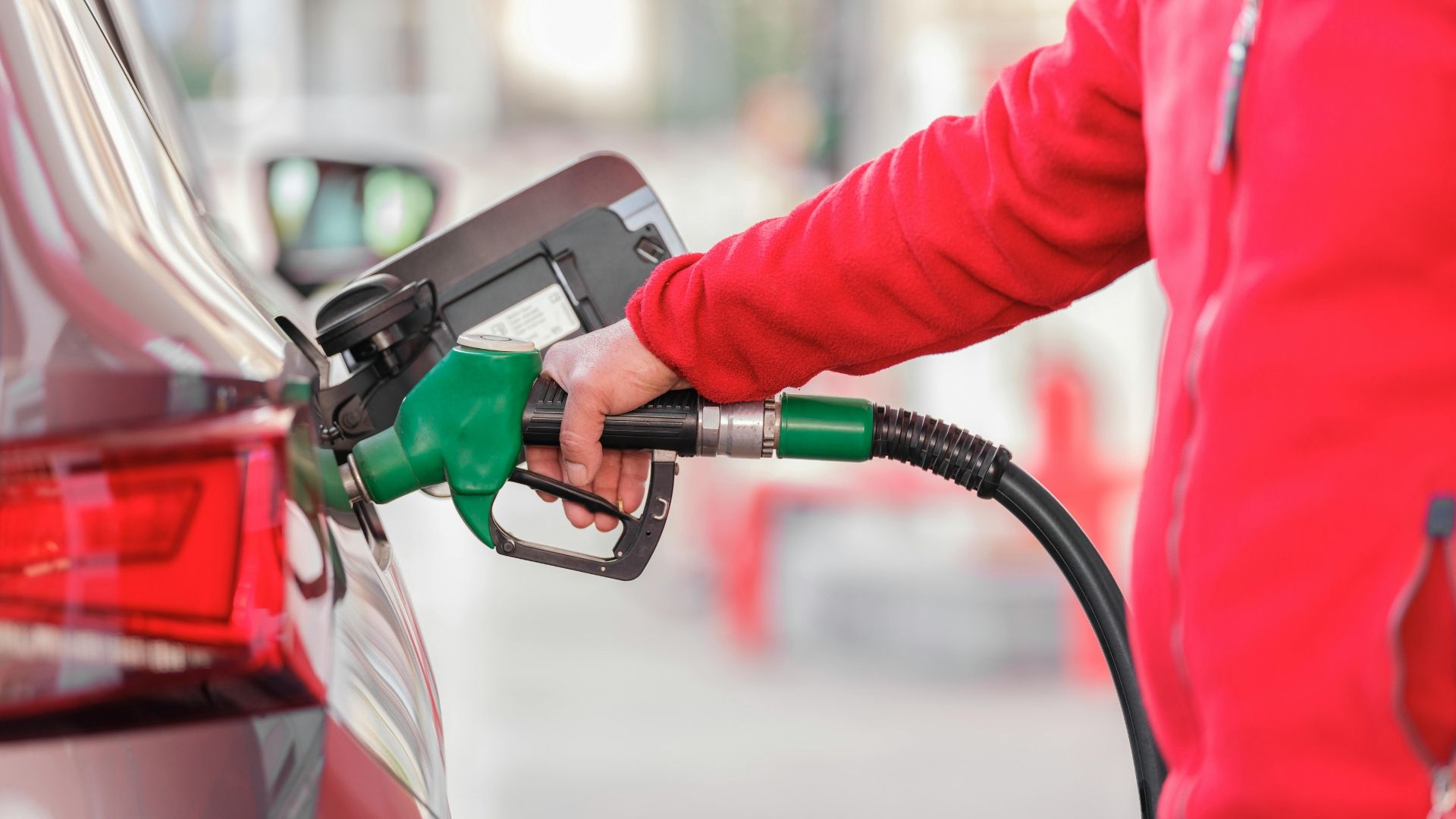 8 fuel-efficient driving tips to help you save cash on your car rental
