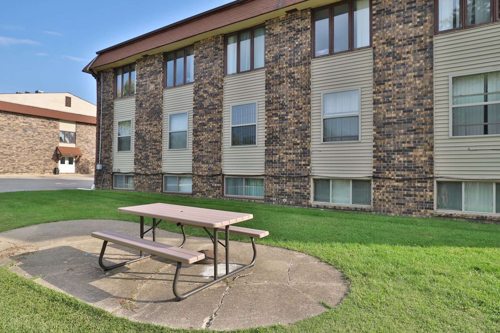 properties/peoria-il/crestwood-apartments