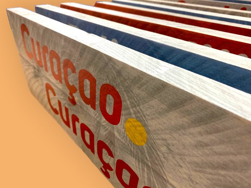 Hout printen? Wij bedrukken hout in fullcolour en wit - Bizzprint ...