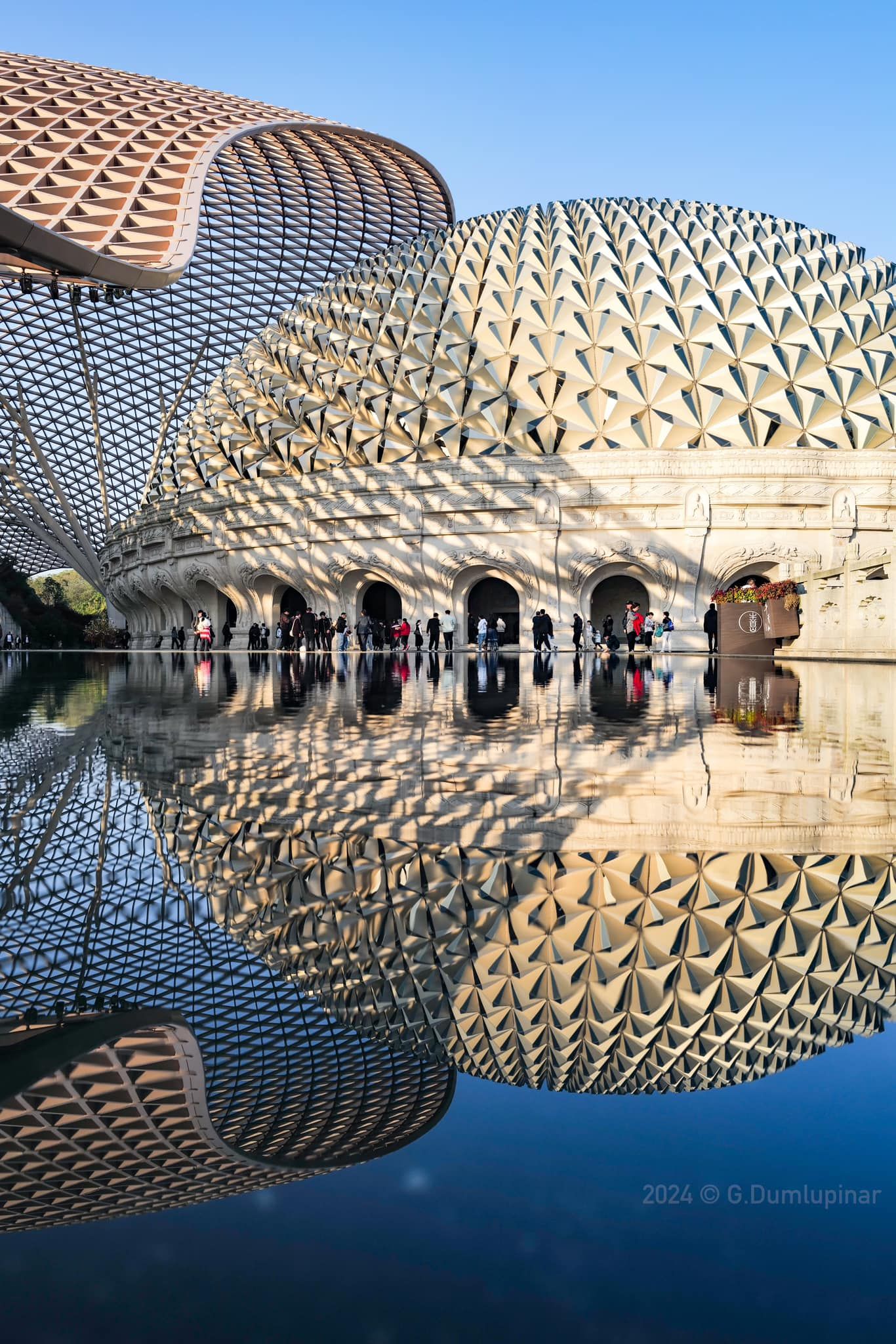 THE LEICA MEET - Facebook's largest Leica user community.