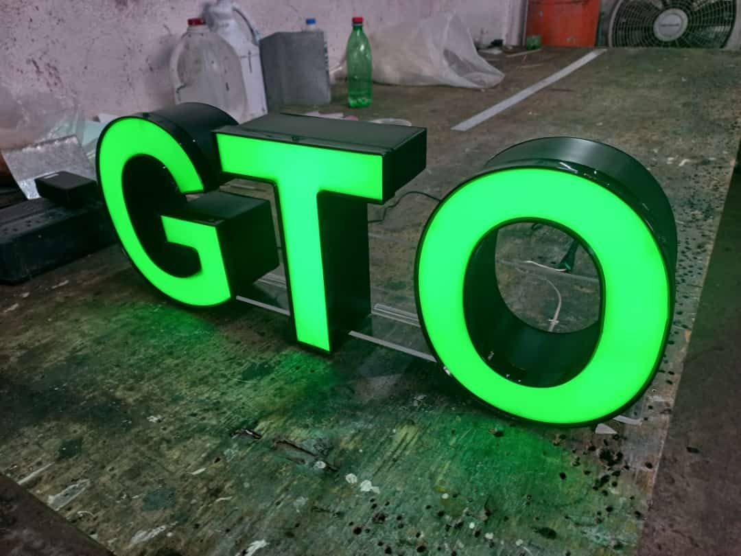 Anuncios y letreros luminosos