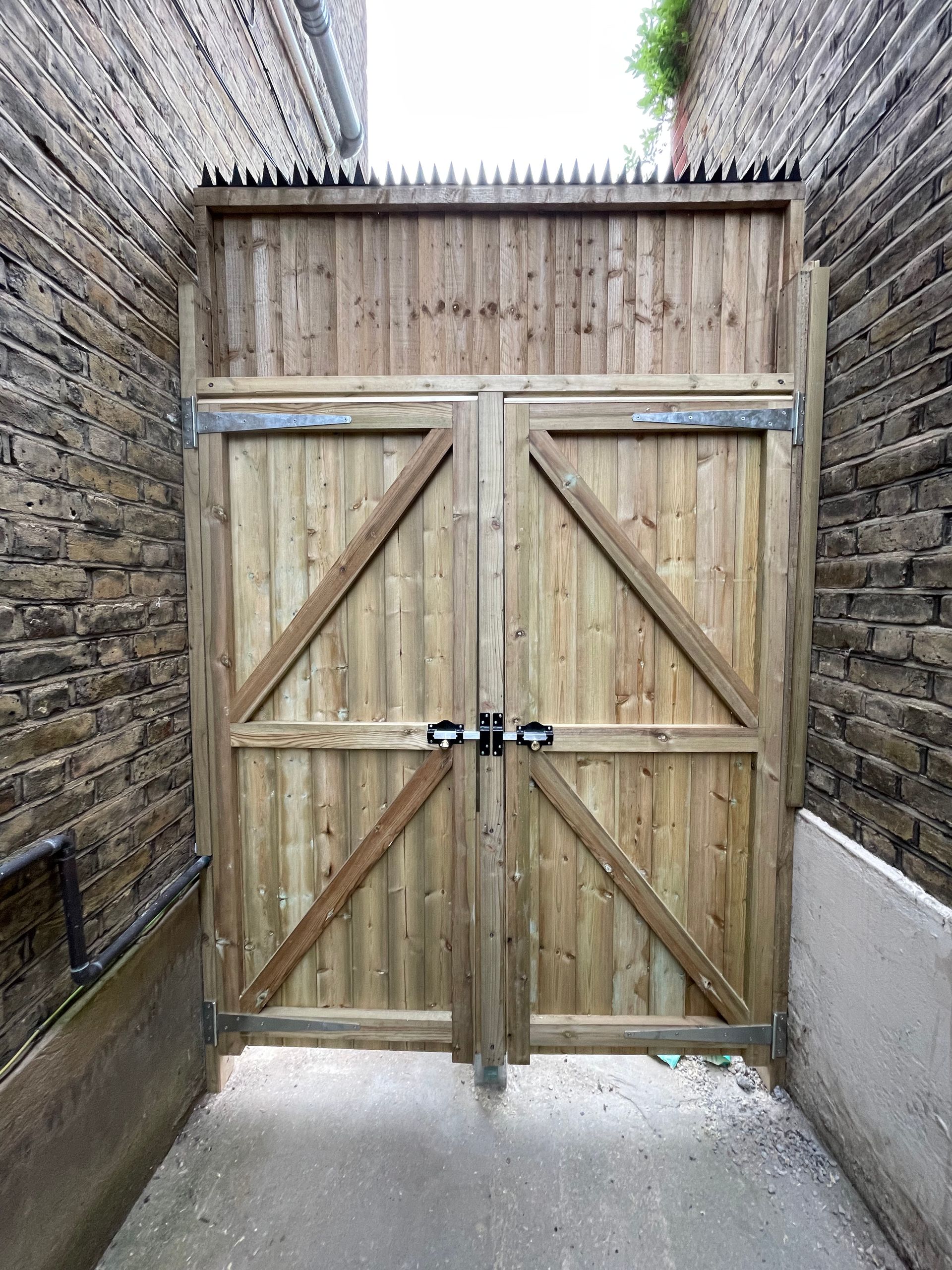 Simply Fences - Fast, Expert Fencing Installation in London