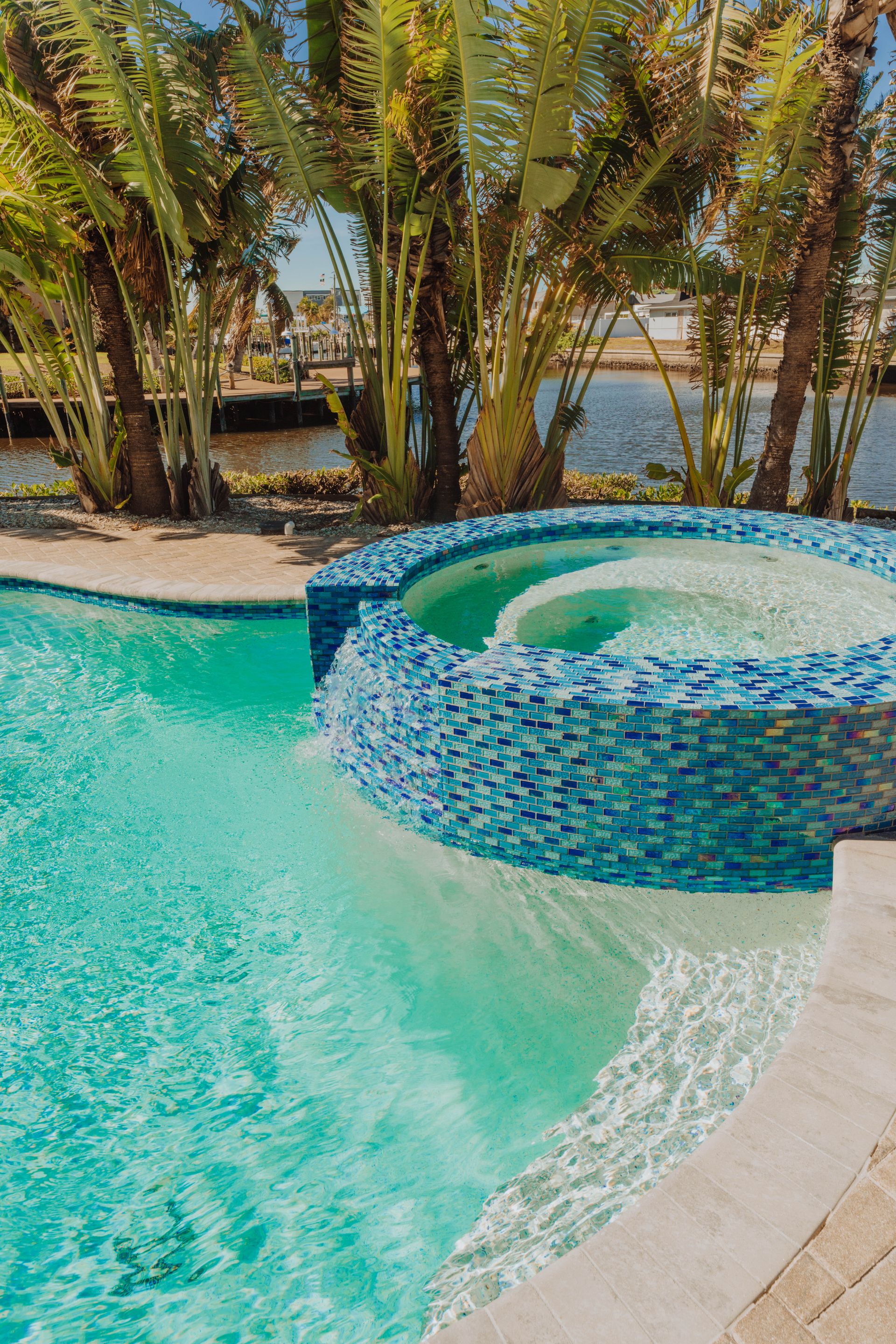 Porcelain Tiles vs Glass Tiles: Which is Better for Your Pool?