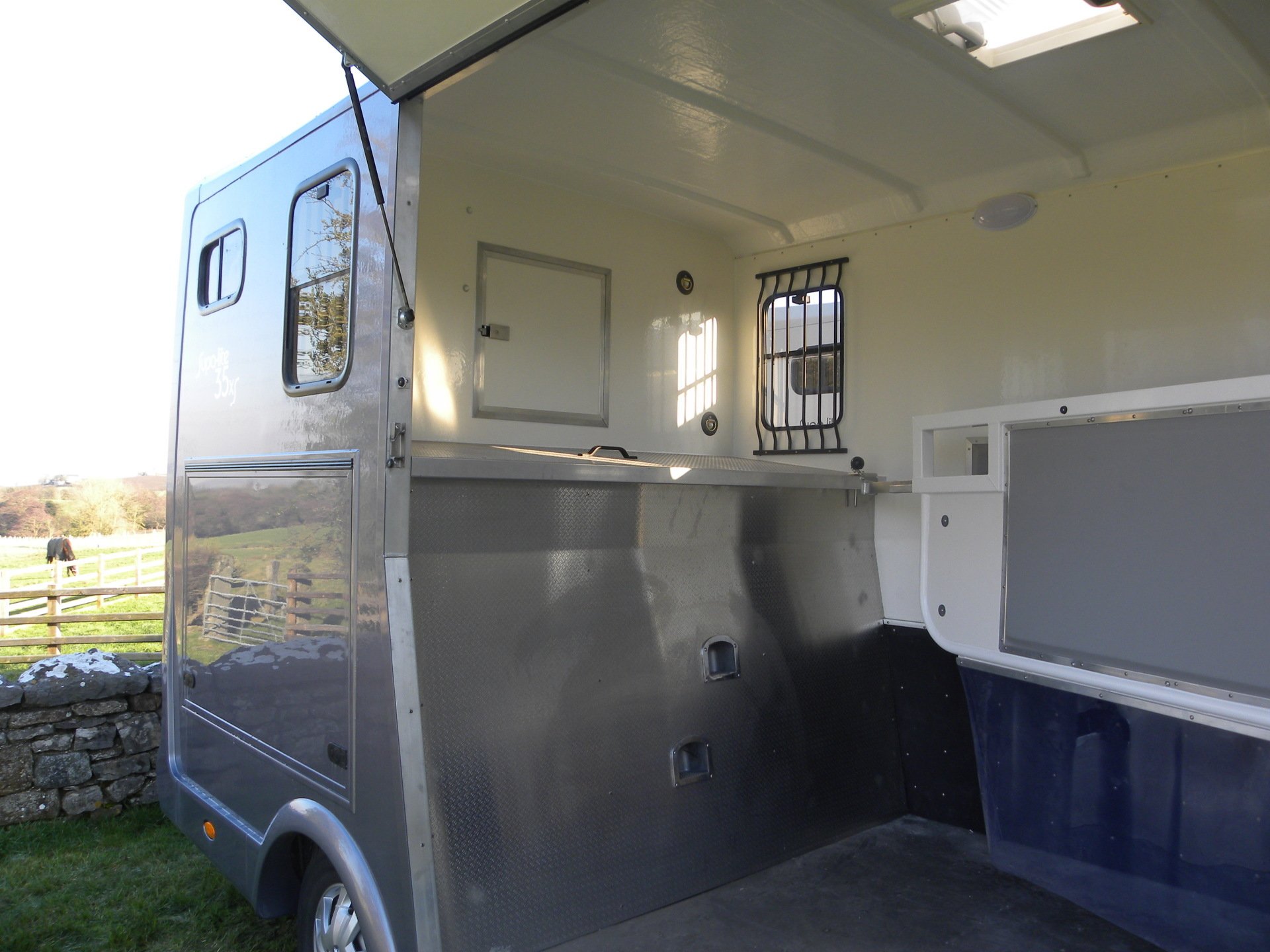 Boss Horse Boxes Based in Flint North Wales