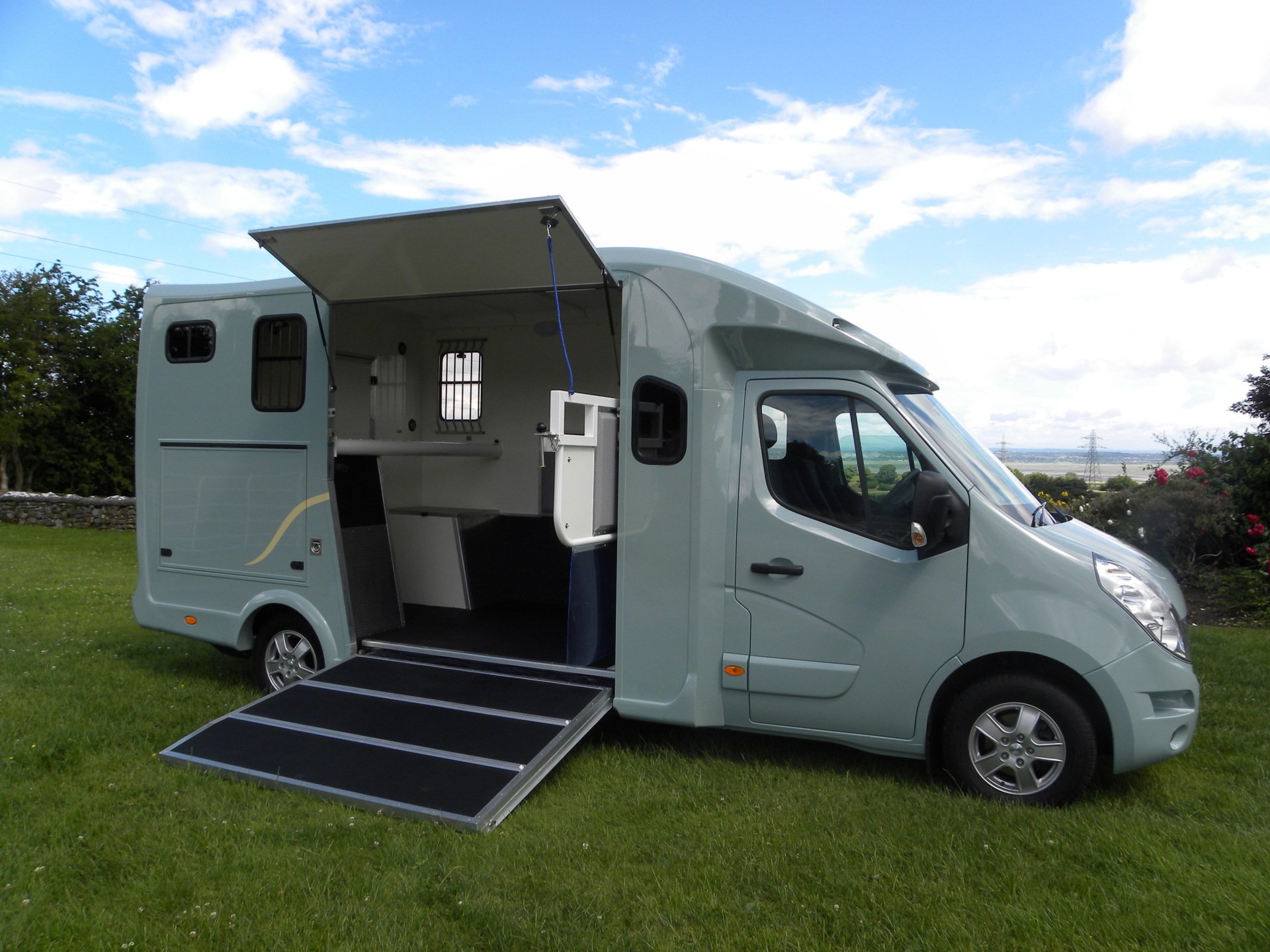 Boss Horse Boxes Based in Flint North Wales