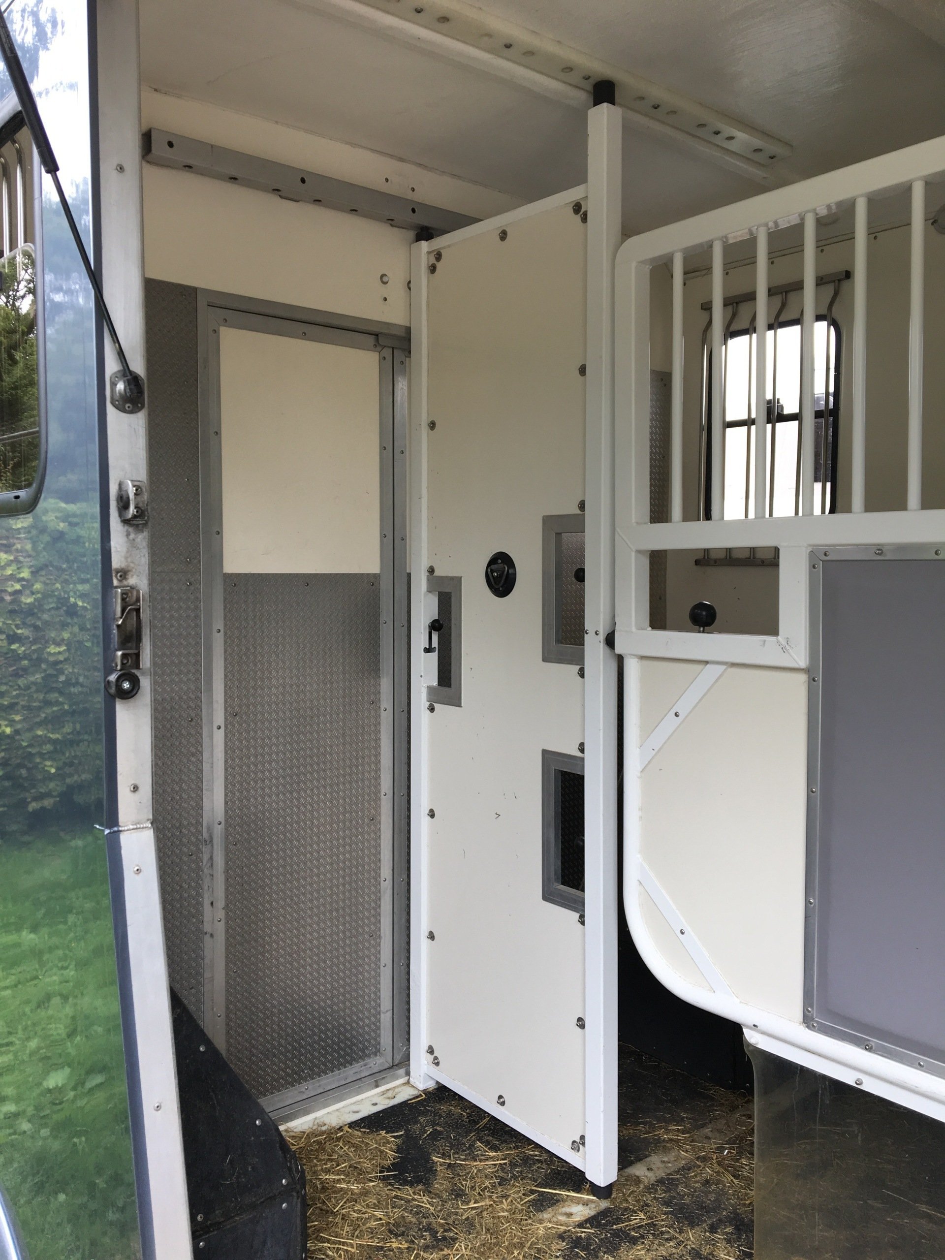 Boss Horse Boxes Based in Flint North Wales