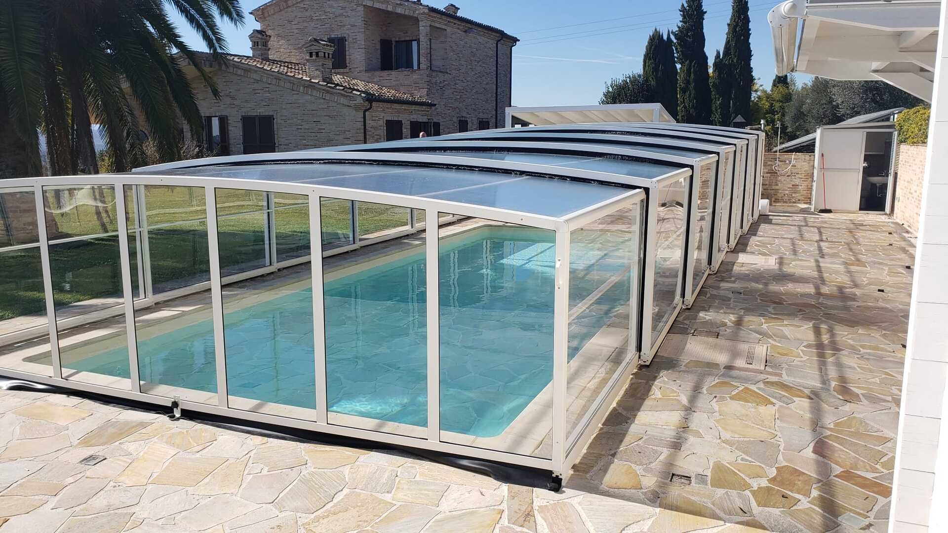 Linea Easy Telescopica: tapparelle per copertura piscine