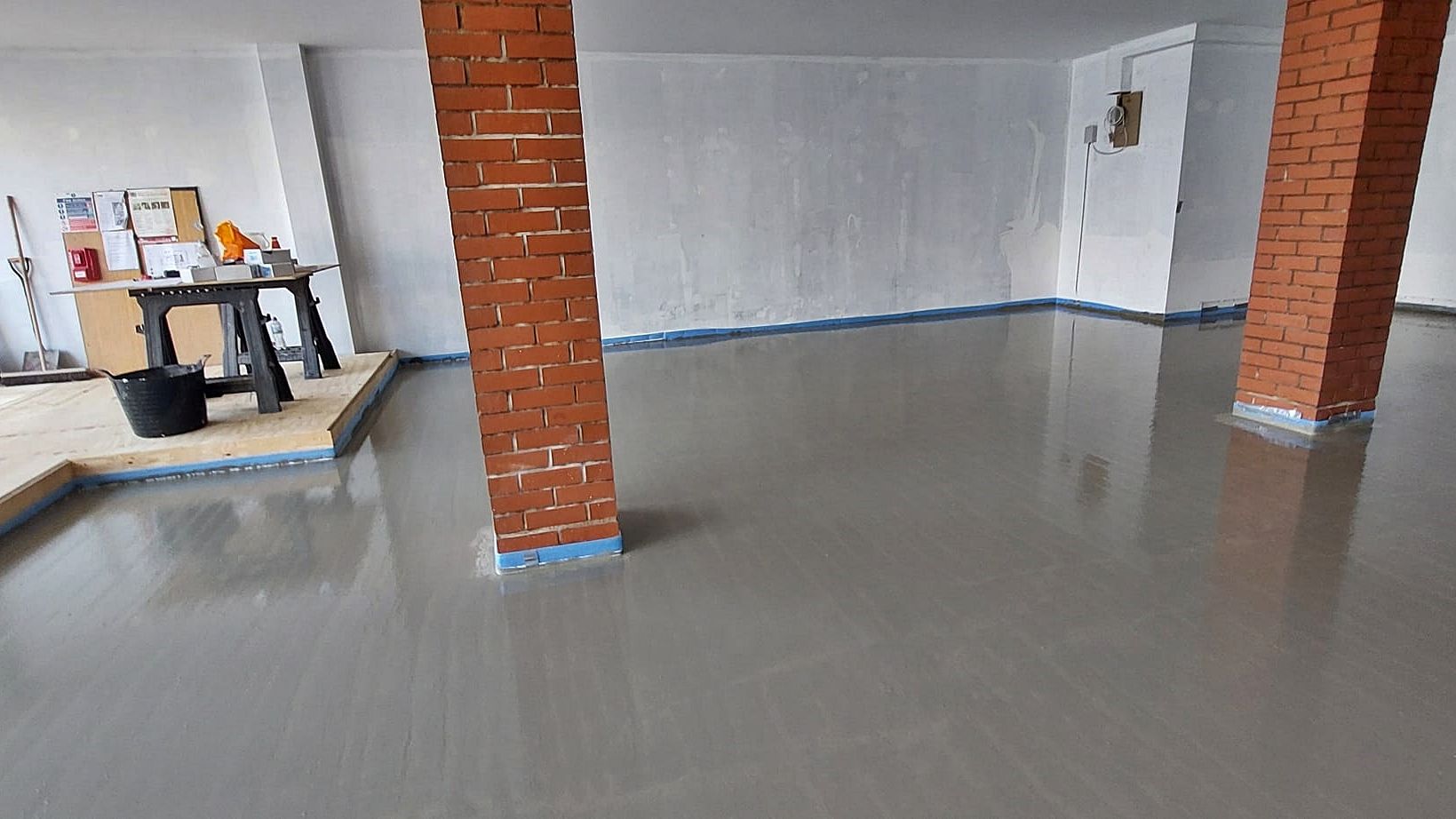 Images of preparation, supply, & installation of liquid flow screed by ...