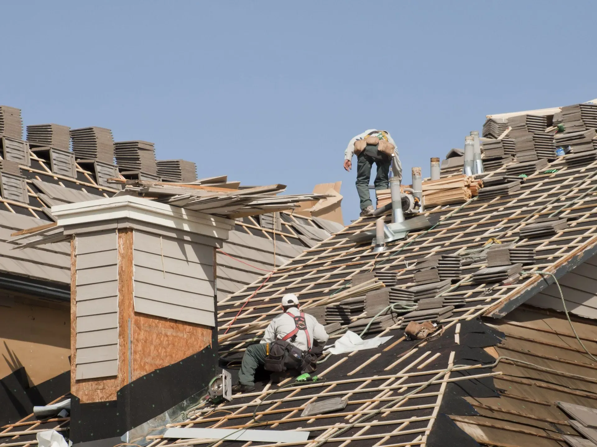 3 Reasons to Trust Professional Roofers With Your Roof Replacement