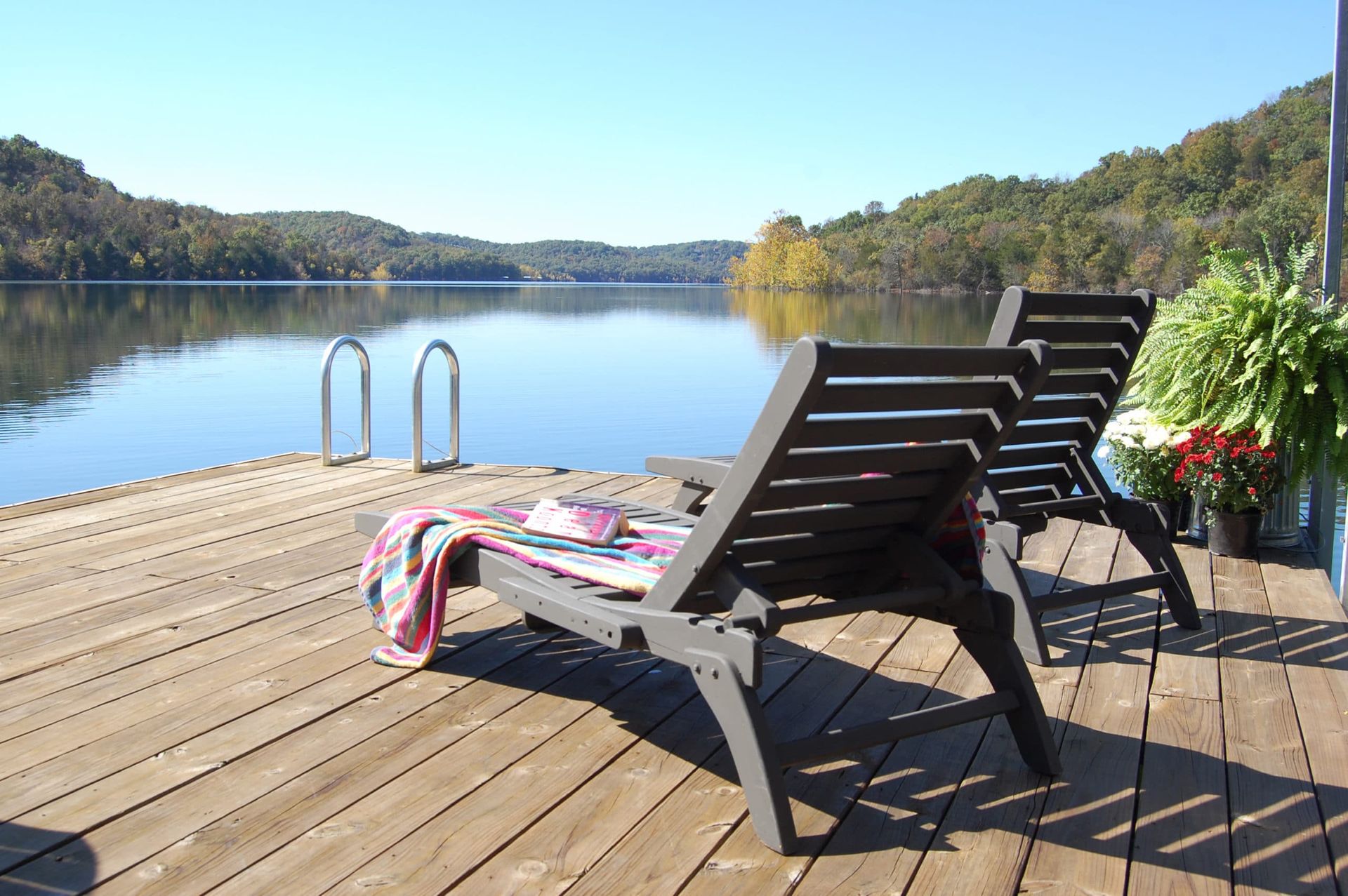 Floating Sun Deck & Picnic Area – Beaver Lakefront Cabins