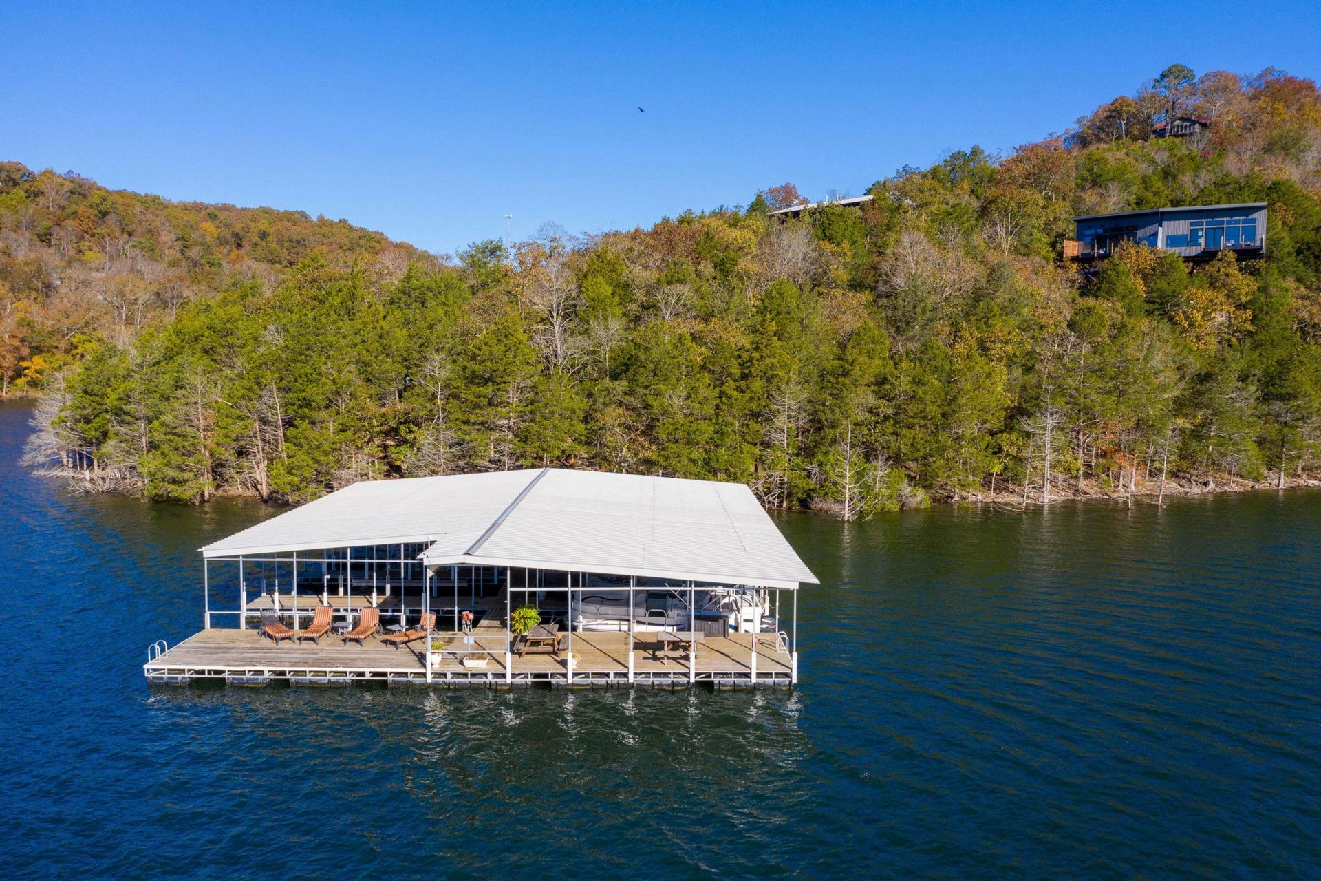 Floating Sun Deck & Picnic Area – Beaver Lakefront Cabins