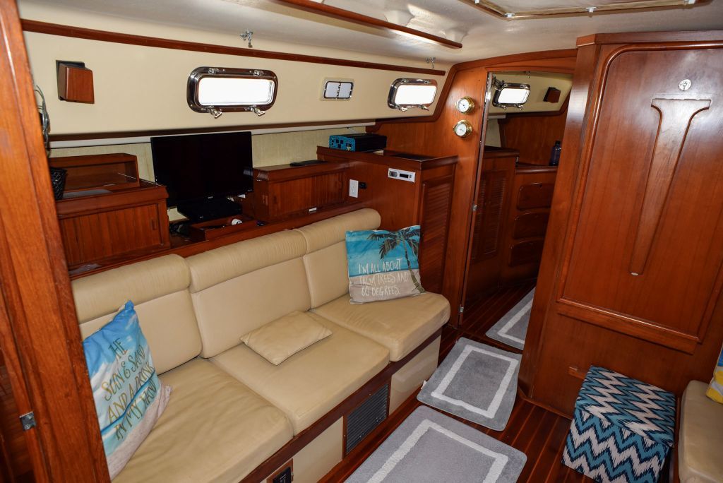 Island Packet 38 for Sale | Lighthouse Yachting