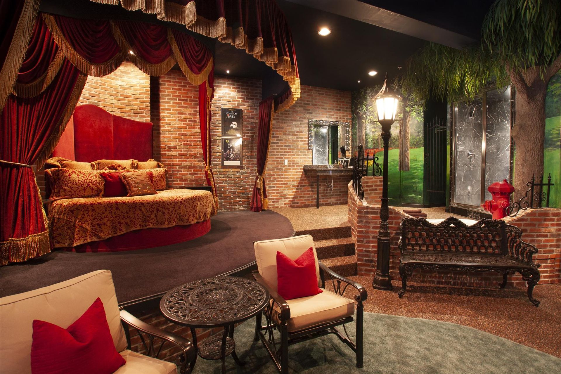 All Suites at Destinations Inn - Luxury Themed Lodging