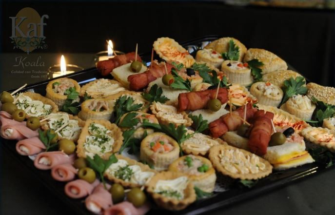 Charola de canapés salados grande