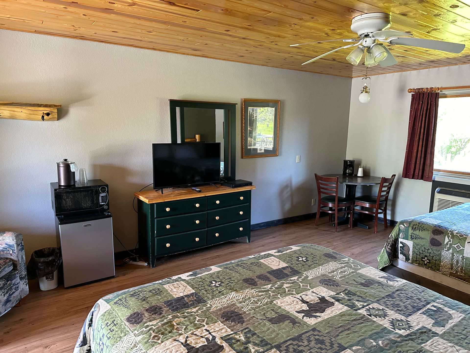 Timberwolf Inn Rooms