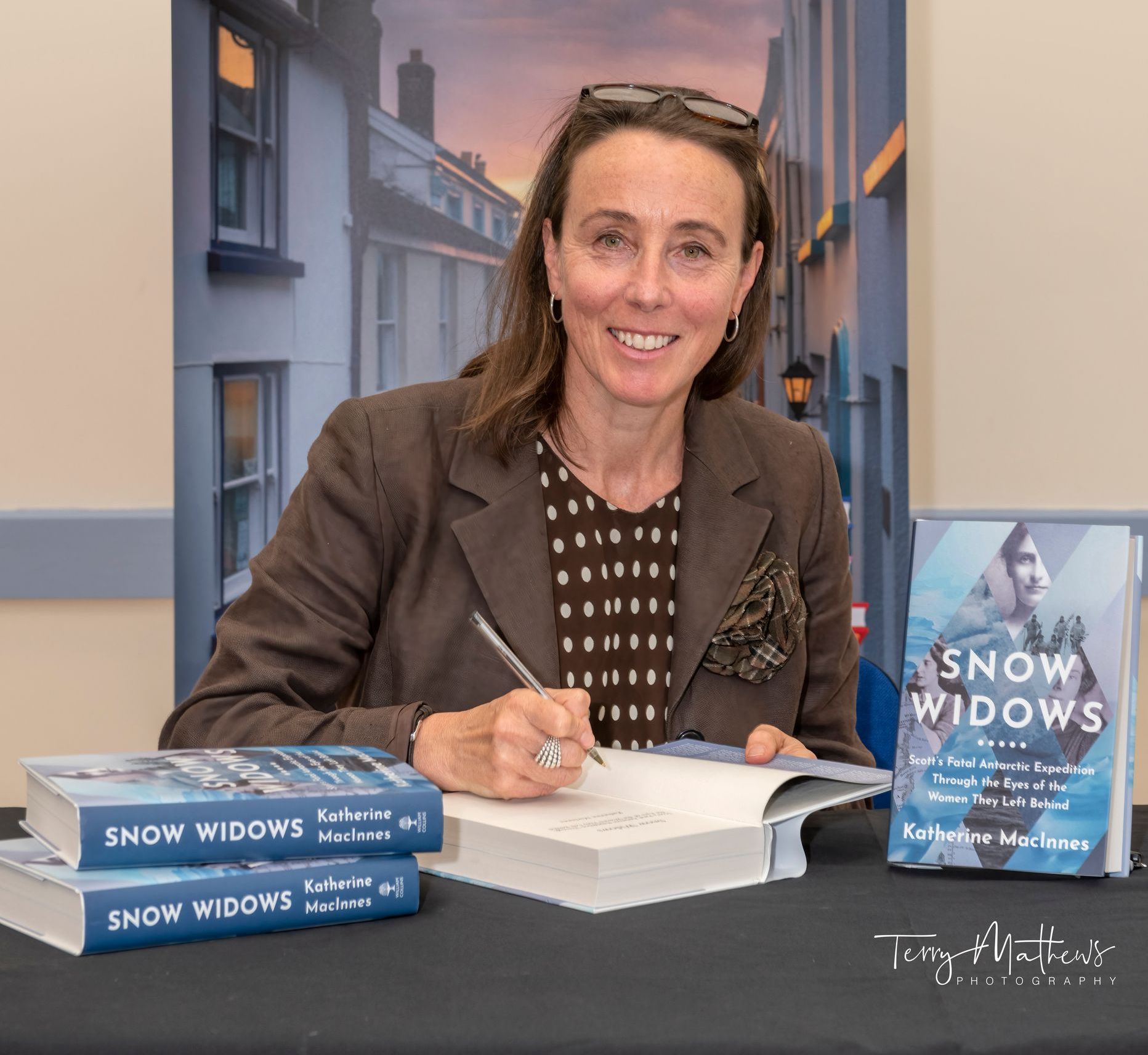 Katherine Macinnes | Author | Artist | Speaker