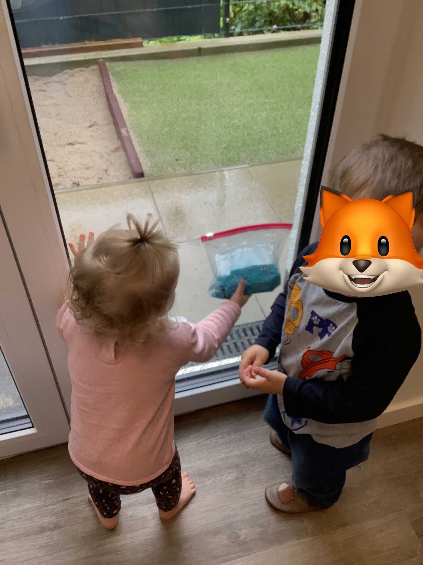 Foxini Insight: Spielen mit selbstgemachten Sensorikbeuteln